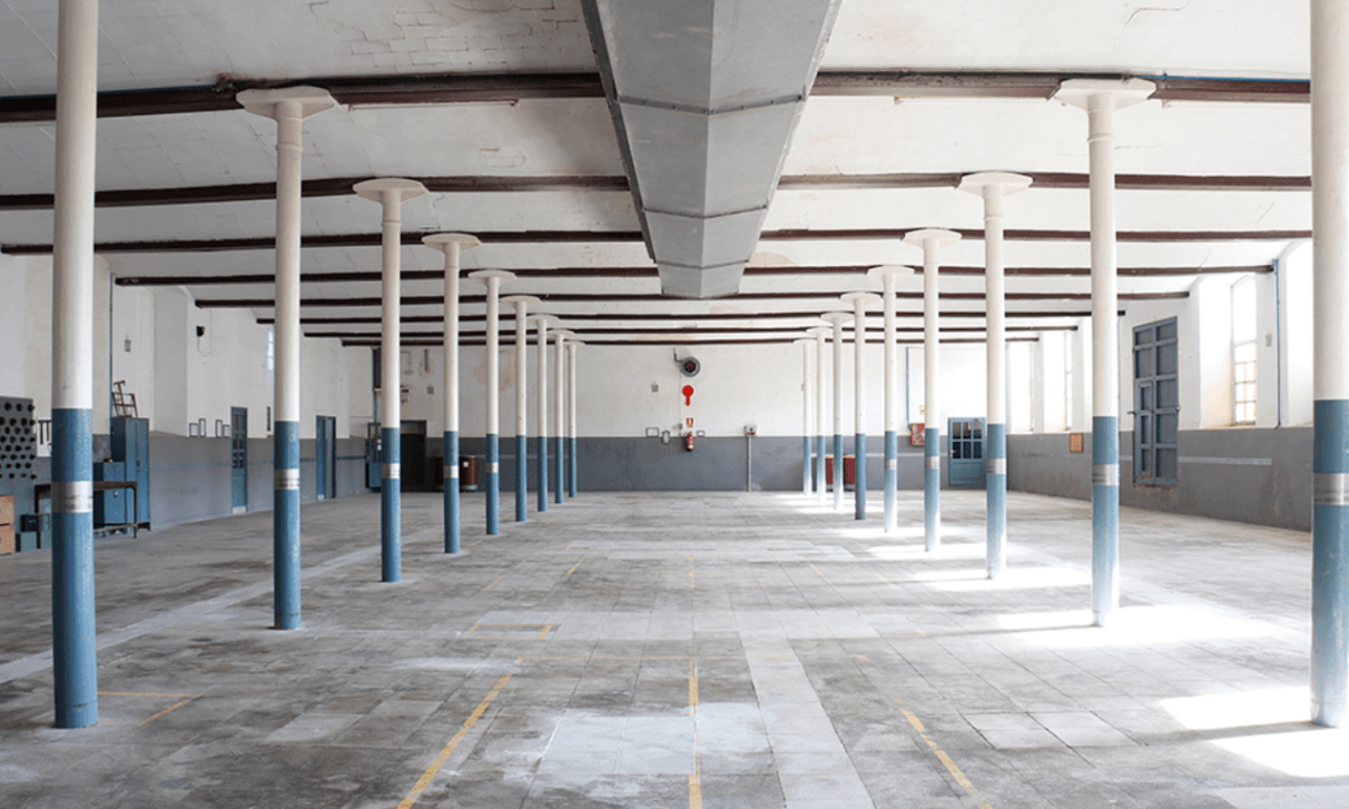 Industrial Warehouse Hall, 837 m², With Steel Columns & Exposed Beams ...