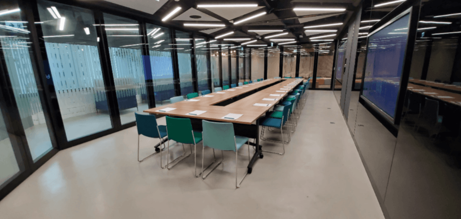 Flexible Workshop Space Blending Modern Design and Advanced Technology