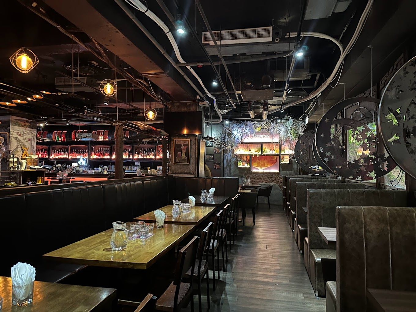 Urban Bar Design With A Vibrant Atmosphere for Celebratory Events