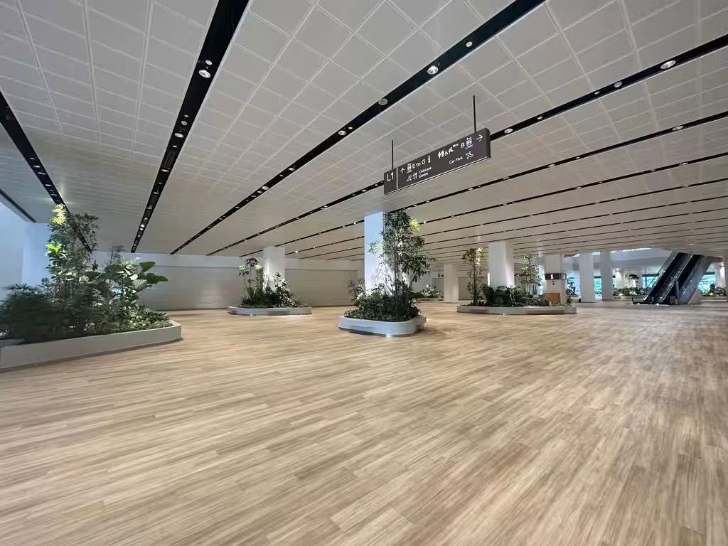Extensive Open-Space Atrium With Natural Light and Structured Pots for ...